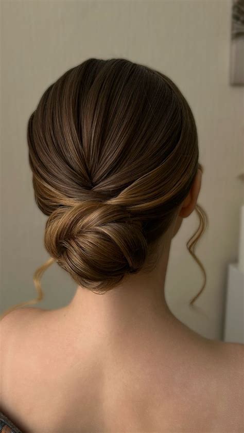 Низкий пучок в 2025 г Прически подружек невесты Идеи причесок Причёска для невесты