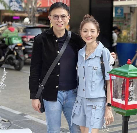 “หมู ดิลก” เผยภาพคู่ภรรยาคนสวย “เกรซ ชนินทร” ฉลองครบรอบ 13 140 วันที่เป็นคู่ชีวิต เปิดแคปชั่น