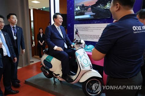 오토바이 시승하는 윤 대통령 연합뉴스