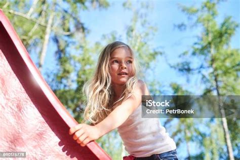 Photo Libre De Droit De Portrait De Jolie Fille Active Jeune Enfant