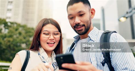 커플 스마트 폰 및 도시 여행과 함께 위치 랜드 마크 또는 미소를 검색하여 거리에서 모바일 앱을 클릭하십시오 사람들 남자와 여자가 전화를 걸고 책을 읽고 일본의 도시