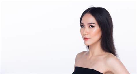 아름다운 신선한 피부 여자는 깨끗한 표정과 긴 검은 머리카락으로 어깨를 엽니 다 매력적인 자연 패션 얼굴 표현 느낌 미소 쇼 눈 입술 고립 된 흰색 배경의 초상화 어린 소녀