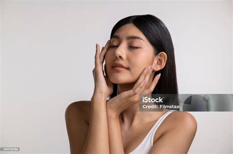 白い背景にポーズをとる魅力的なアジアの若い女性 1人のストックフォトや画像を多数ご用意 1人 20 24歳 20代 Istock