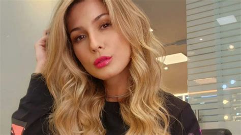 Lívia Andrade Se Descuida E Segura O Roupão Para Não Cair Ao Vivo