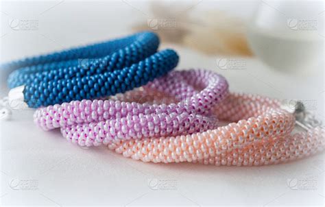 三条不同颜色的珠子手工制作的项链