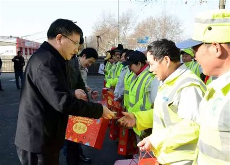 市总工会为一线职工“送温暖”