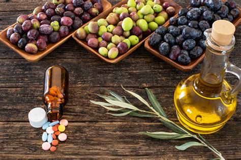 소박한 나무 테이블에서 녹색과 검은 색과 올리브 오일과 같은 올리브의 많은 유형 0명에 대한 스톡 사진 및 기타 이미지 0명 건강관리와 의술 건강한 생활방식 Istock