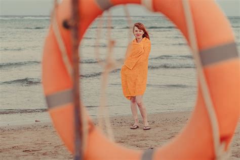 구명 부표 따뜻한 수건을 입은 소녀가 바다 근처에 서 있습니다 개념에 대한 스톡 사진 및 기타 이미지 개념 개념과 주제 관광 Istock