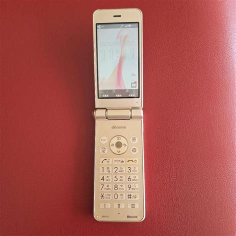 Docomo Sh 01j 折りたたみ式携帯電話 ゴールド メルカリ