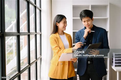 두 명의 아시아 비즈니스 여성과 남성이 사무실에서 태블릿 노트북 컴퓨터로 투자 프로젝트 작업 및 계획 전략에 대해 논의합니다 20 24세에 대한 스톡 사진 및 기타 이미지