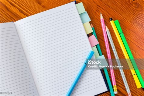 나무 테이블에 표시 된 페이지와 다채로운 연필 및 펠트 팁 펜으로 노트북을 열었습니다 0명에 대한 스톡 사진 및 기타 이미지