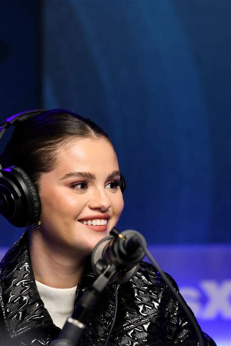 Selena Gomez le da la bienvenida al otoño con minifalda y mocasines | Vogue