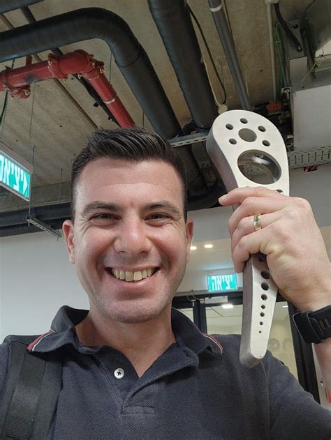 שמעתי שאי אפשר לסנטר לדבקק לפי האקדמיה ללשון חלקים שגדולים יותר מבערך 10 סמ כנראה שמישהו