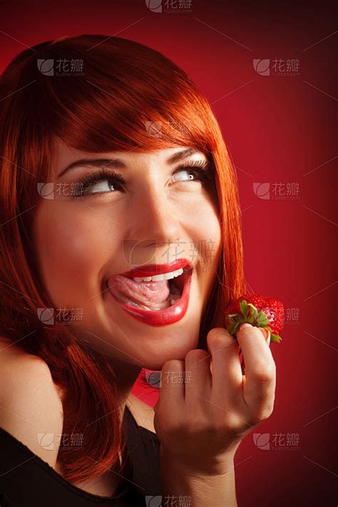 拿着草莓女孩垂直画幅白人特写仅成年人魅力人的脸部清新