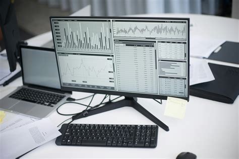 검정색과 흰색 공책 관리 작업 기술 기업 나무 표면 데이터 데이터 입력 디지털 기술 디지털 오피스 디지털 작업