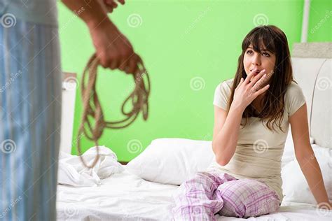 O Homem Que Sugere A Esposa Para Jogar Jogos Sexuais Com Corda Imagem De Stock Imagem De