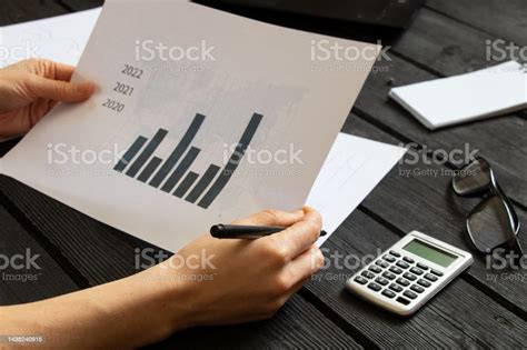 소녀의 손에 테이블에 종이에 보고서 및 히스토그램 종이 비즈니스에 대한 분석 및 통계 2022년에 대한 스톡 사진 및 기타