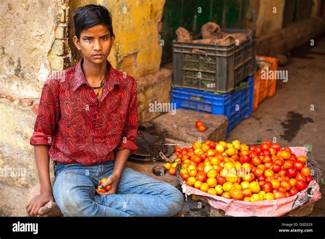 Indischer Junge Am Markt Zu Verkaufen Stockfotos Und Bilder Kaufen Alamy
