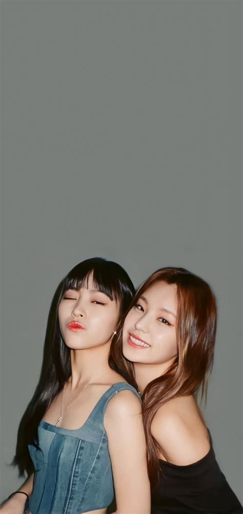 Pin By Millie Dimitrova On Collab Itzy Kpop Iphone Wallpaper Couple Wallpaper