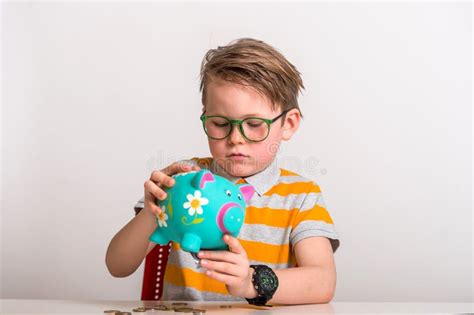Lindo Niño Pequeño Con Alcancía Retrato De Un Niño Pequeño Tomar