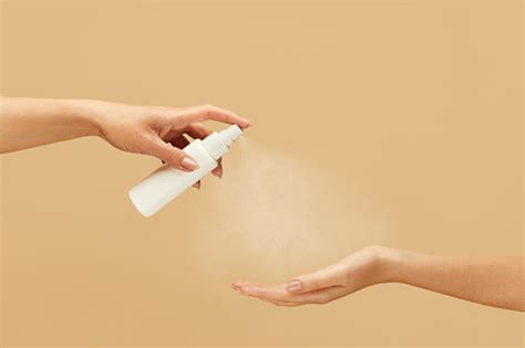 위생 베이지 색 배경에 스프레이 방부제를 사용하여 여성의 손 바이러스 예방 및 건강 유지를 위한 항균 제품으로 매일 매일 가정용