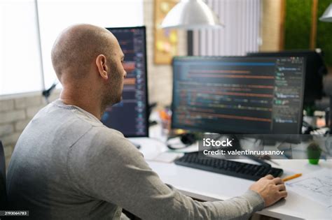 데스크톱 컴퓨터에서 작업하는 It 프로그래머 혁신적인 소프트웨어를 만드는 남성 전문가 앱 프로그램 비디오 게임 개발 엔지니어 터미널에서 코드 작성하기 30 34세에 대한