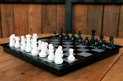 블랙과 체스 보드 선택적으로 체스 보드에 서로 대 한 체류 하는 폰에 화이트 체스 조각 전당포에 초점 계급에 대한 스톡 사진 및 기타 이미지 Istock