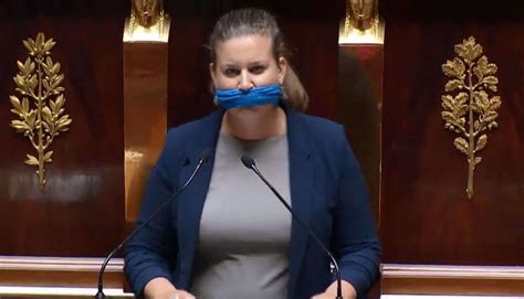 Vidéo Assemblée nationale une députée LFI se bâillonne pour dénoncer la limitation du temps