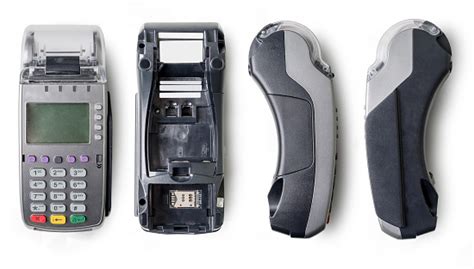 다른 측면에서 결제 터미널 전망입니다 기계 장치나 Nfc 비접촉 식 신용 카드의 도움으로 돈을 지불 흰색 배경에 고립 가까운에 대한 스톡 사진 및 기타 이미지 Istock