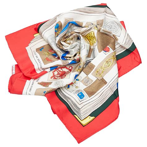 Foulard Hermès Rouge Chiffres et Monogrammes en Soie Tissu ref Joli Closet
