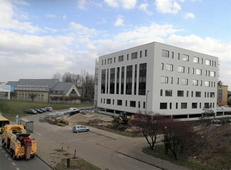 Nowy biurowiec przy DTŚ w Chorzowie już prawie gotowy Zobacz zdjęcia i