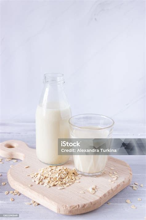 야채 귀리 우유 유리 병에 나무 도마에 유리 컵에 건강한 음료 채식주의 측면 보기입니다 세로 사진 0명에 대한 스톡 사진 및 기타 이미지 Istock