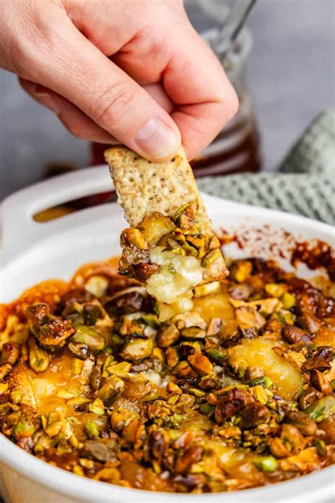 Hot Honey Pistachio Baked Brie Outils De Cuisine Haut De Gamme