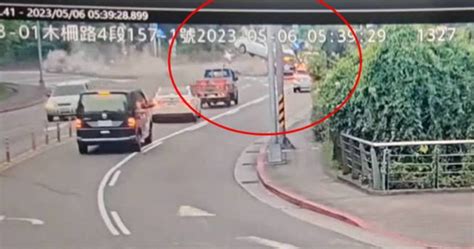 富二代酒駕撞3車 賓士騰空數秒「車尾高舉」撞擊瞬間曝光 社會 Ctwant