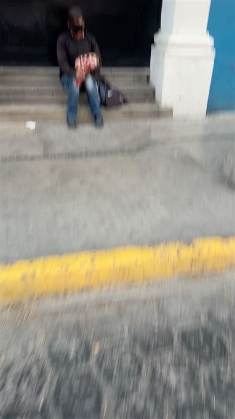 Millonario Le Quita Su Puesto A Señor De La Calle Para Darle Una Mejor