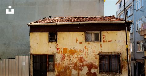 빨간 지붕이있는 건물 사진 Unsplash의 무료 건물 이미지