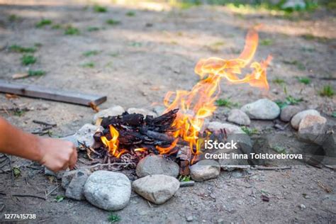 밤에 불타는 숲 산에서 야외 관광 캠프에서 캠프 파이어 어두운 추상적 배경에 불꽃과 불꽃이 스며들다 우리는 야외 바베큐를 준비하고 있습니다 불의 지옥 요소 연료 전력 및