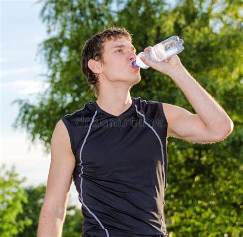 Eau Potable De Sportif Photo Stock Image Du Soif épuré 33319292