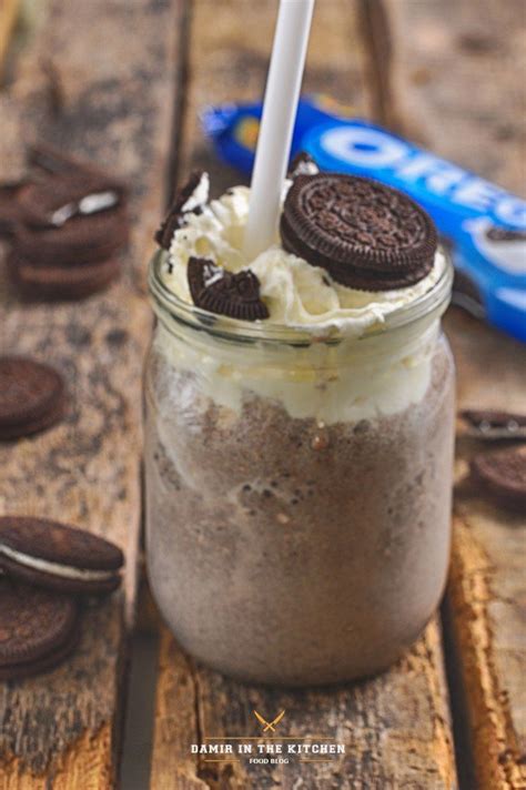 Молочный коктейль с ванильным мороженым сливками и печеньем Oreo Рецепты напитков Молочный
