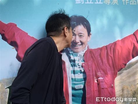 消失9年！73歲秦漢一現身騷動 瀟灑獻吻劉立立導演 Ettoday星光雲 Ettoday新聞雲