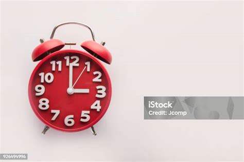 Jam Alarm Merah Terisolasi Pada Latar Belakang Putih Konsep Waktu