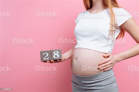 배 근처에 나무 큐브를 들고 임신 한 여성의 매크로 이미지 귀여운에 대한 스톡 사진 및 기타 이미지 귀여운 기대 대기