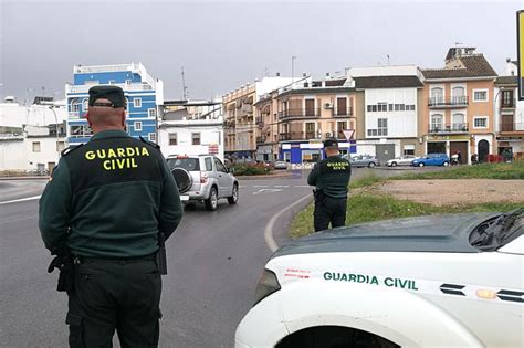La Guardia Civil detiene a cinco personas e investiga a otras dos por su presunta intervención