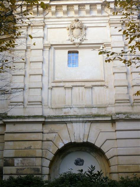 Vivre le Marais Vivre Paris centre Il perce une fenêtre dans un