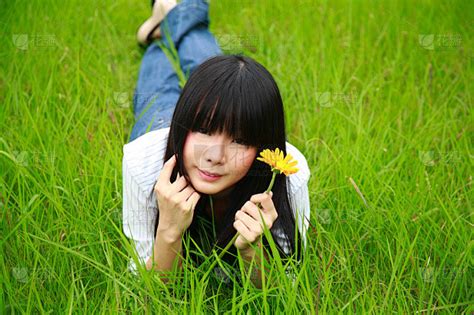 草原可爱的女孩