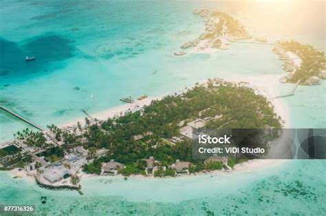 열 대 섬 그리고 공중 전망에서 인도양에 있는 몰디브 환초 지구에 낙원의 조각입니다 휴가 대 한 좋은 선택 벽지에 대 한 아름 다운 최고 보기입니다 0명에 대한 스톡 사진