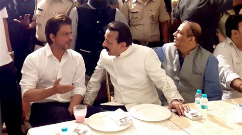 Inside Video Shahrukh Khan At Baba Siddiqui Iftar Party 2017 Youtube