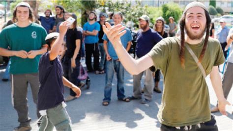 عنف المستوطنين تجاه الفلسطينيين متنقل ومستمر