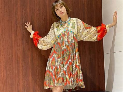 柴咲コウ、ワンピース姿で美脚あらわに！ 「なんてったってスカート丈がドツボ」「めちゃめちゃお洒落」 All About ニュース