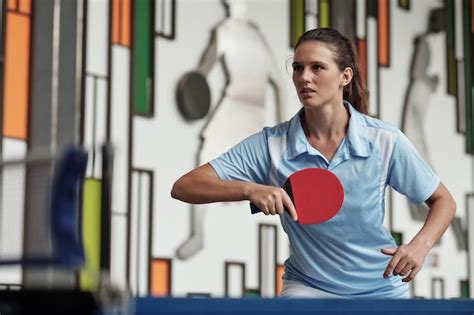 Mujer Jugando Tenis De Mesa Foto Premium